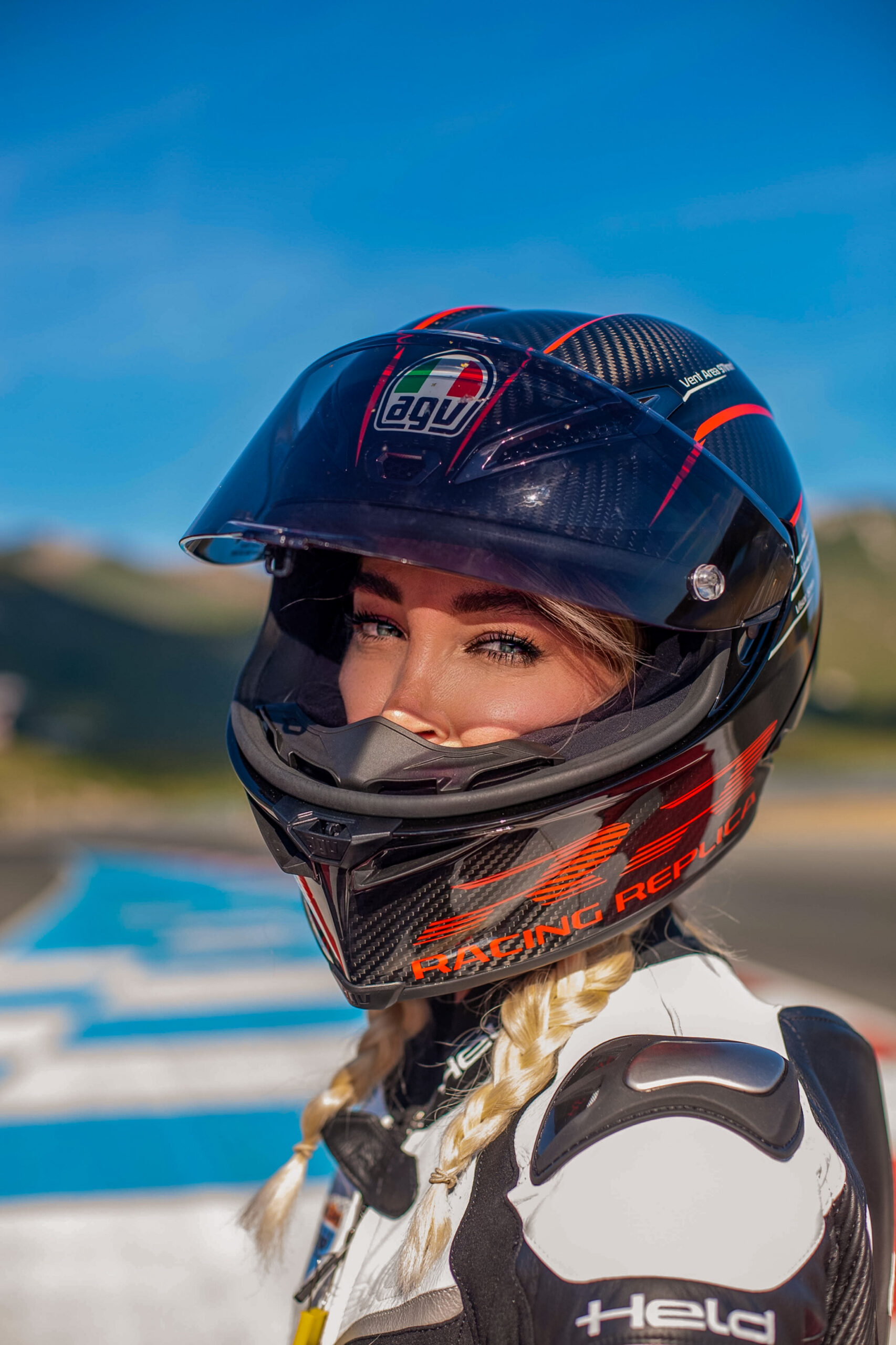 WIllst du schnell fahren, geh auf die Rennstrecke - SHE is a RIDER