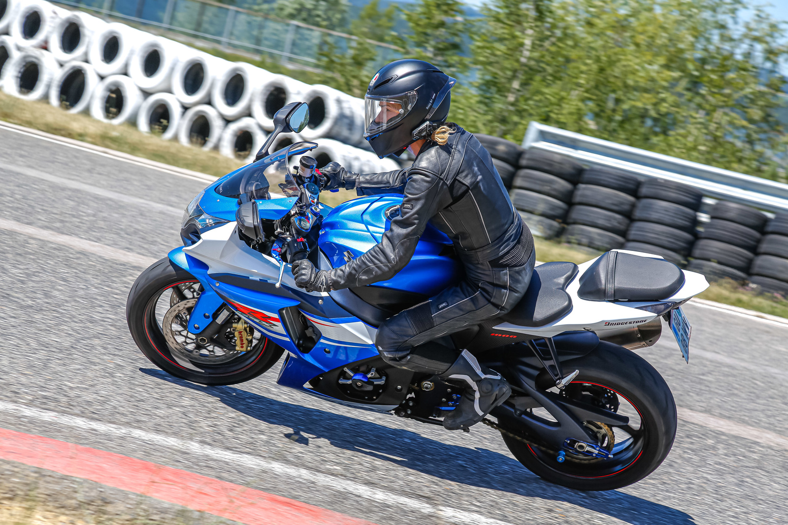 Roxy fährt Supersportler und genießt das Gefühl von Freiheit